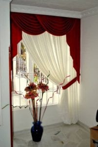 Hermosas decoraciones usando cortinas rojas para sala