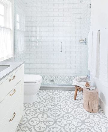 Originales y adecuados enchapes para baños modernos