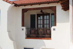 Hermosos balcones coloniales en madera en 2020