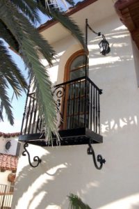 Hermosos balcones coloniales en madera en 2020