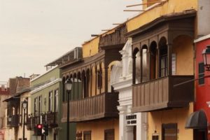 Hermosos balcones coloniales en madera en 2020