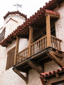 Hermosos balcones coloniales en madera en 2020