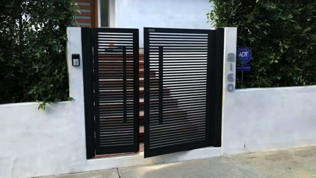 Modernos diseños de portones de metal 3 lugares