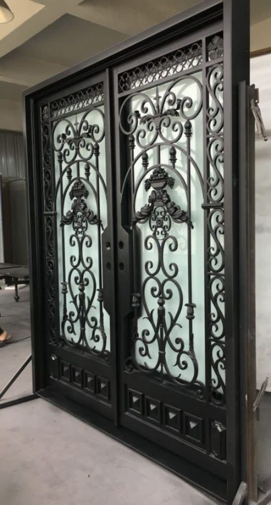 Fotos de modelos de puertas metalicas coloniales 3 adornos