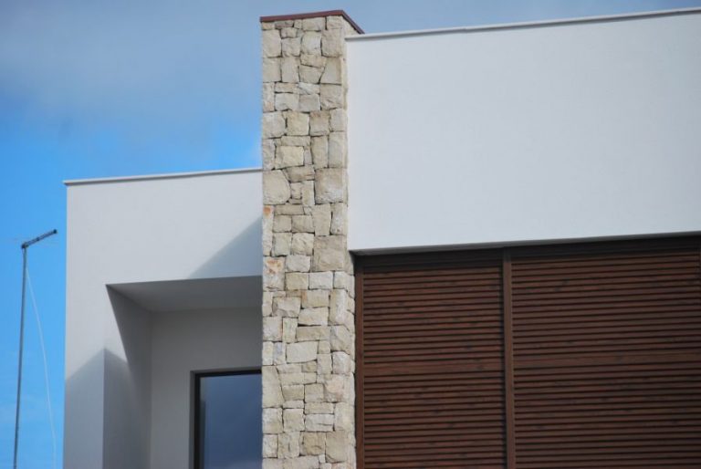 Elegantes columnas forradas de piedra para 2 espacios